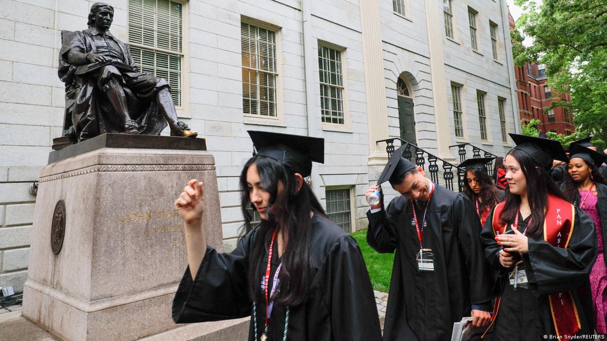 Universidad de Harvard logra una victoria legal contra Trump – DW – 04 ...