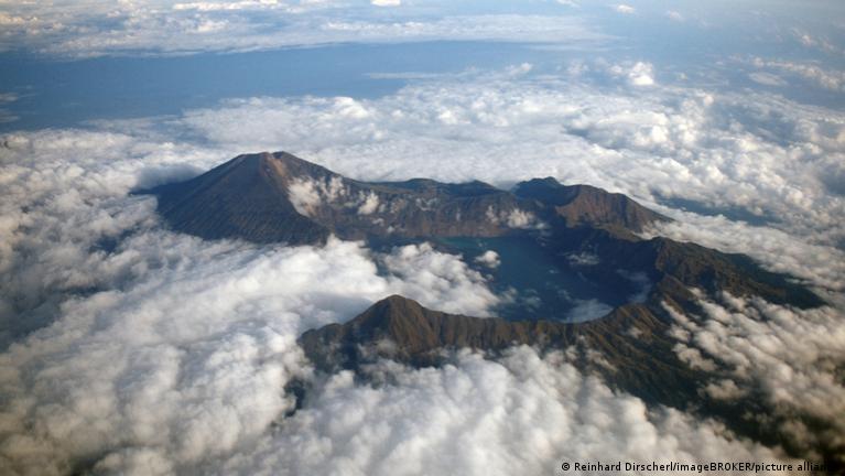 Como é a trilha no vulcão onde brasileira caiu na Indonésia – DW – 24/06/2025