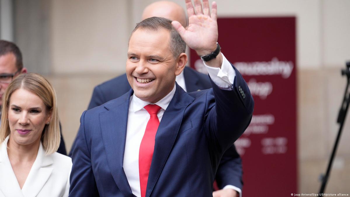 Poland: Trump-backed Nawrocki sworn in as new president – DW – 08/06/2025