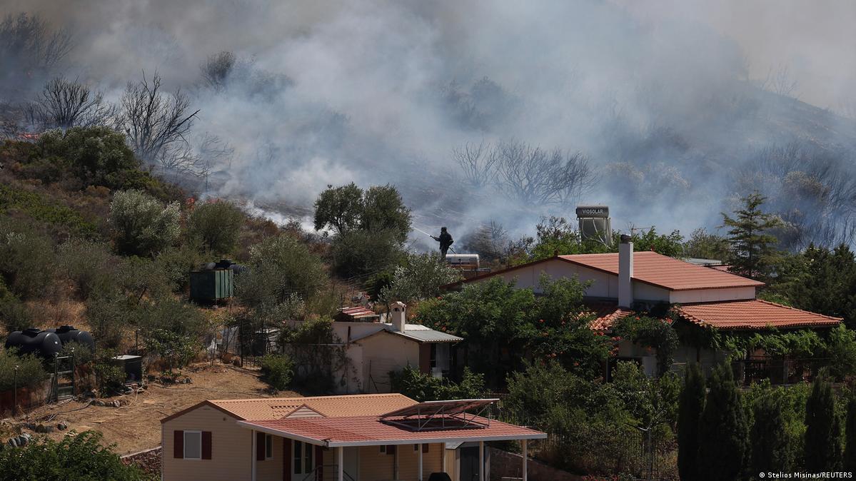 Greece: Wildfire erupts near Athens amid heat wave – DW – 06/26/2025
