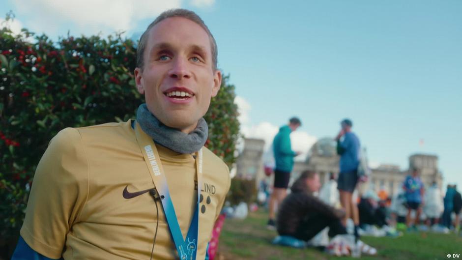 Blind marathon runner inspires visually impaired athletes – DW – 12/12/2025