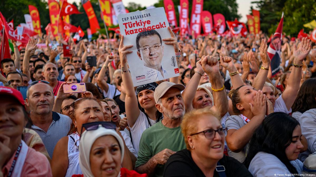 Turkey: Government silences last critical media outlets – DW – 07/09/2025