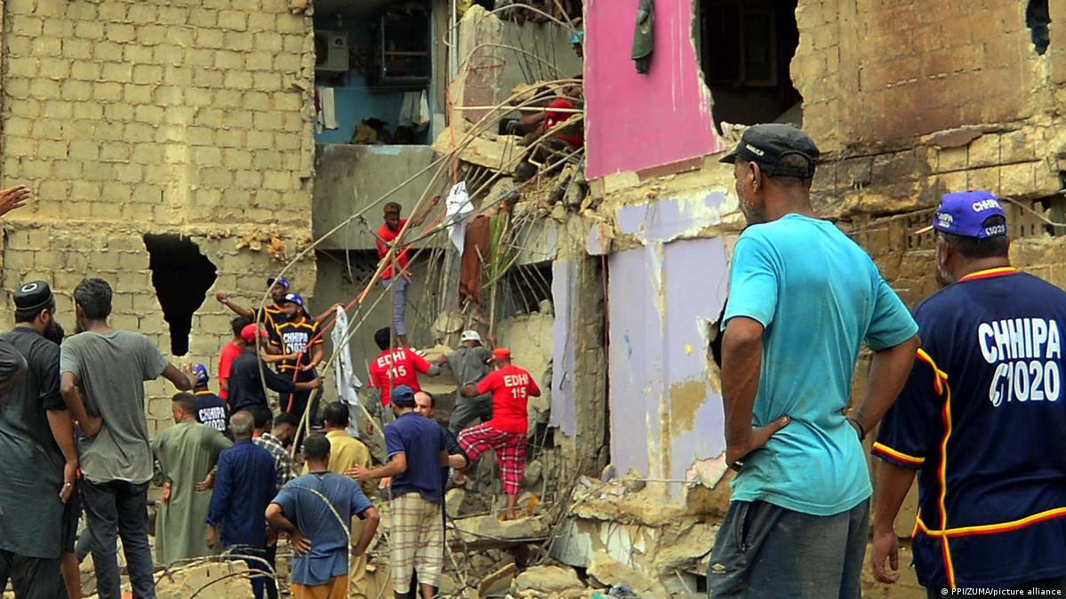Pakistan: Several killed in Karachi building collapse