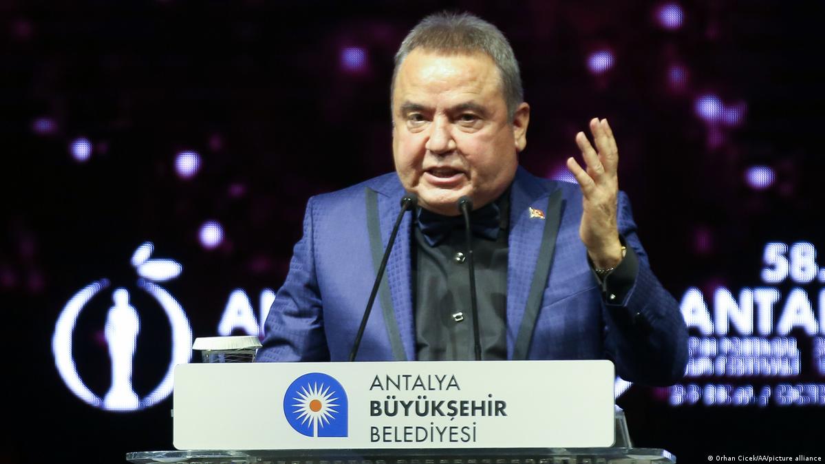 Turkey arrests 3 mayors in crackdown on opposition – DW – 07/05/2025