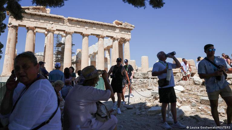 Greece temporarily shuts Acropolis due to heat wave – DW – 07/08/2025
