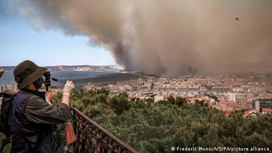 France: Major wildfire near Marseille shuts down airport