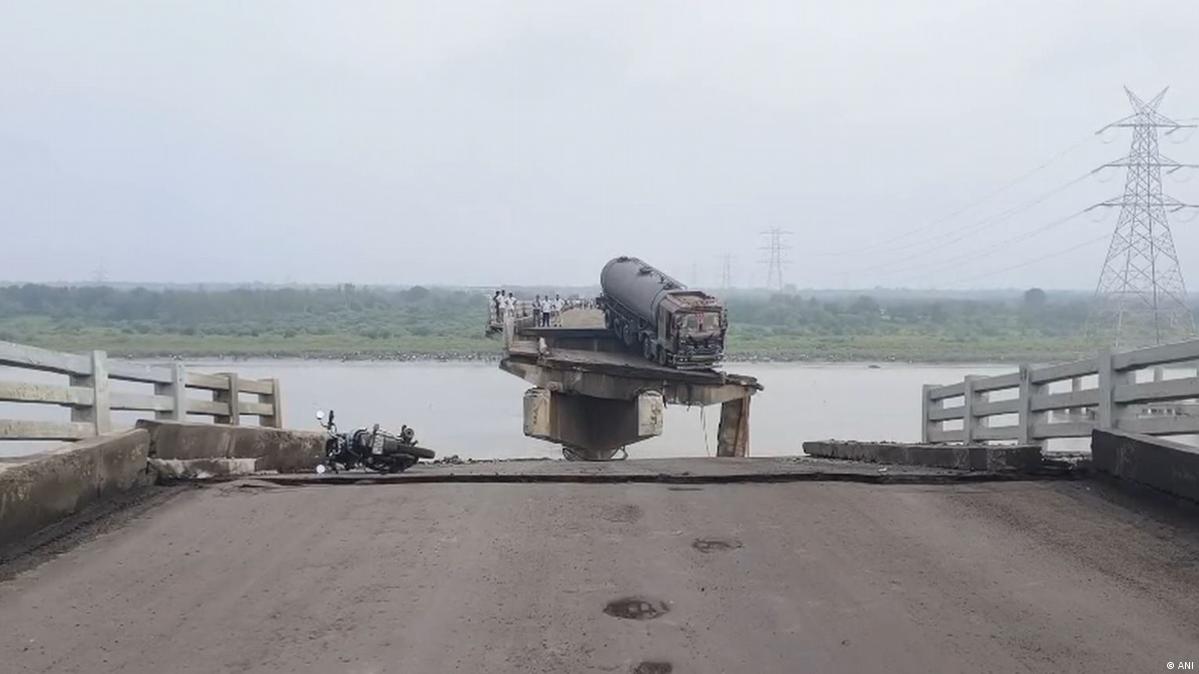 India: At least 10 killed after bridge collapse – DW – 07/09/2025