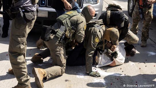 Redadas cada vez más violentas: el ICE, "fuera de control" – DW – 06/11 ...