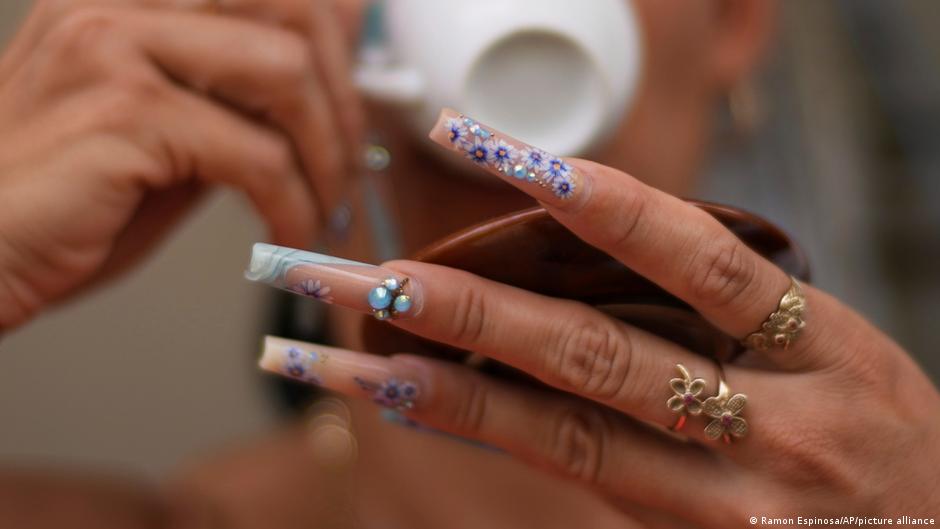 Nail design in Cuba: A glimmer of hope in the crisis