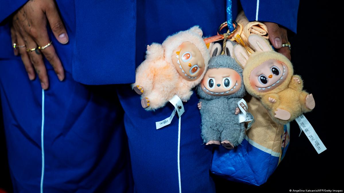 Labubus: The cute-creepy soft toys that went viral – DW – 07/15/2025