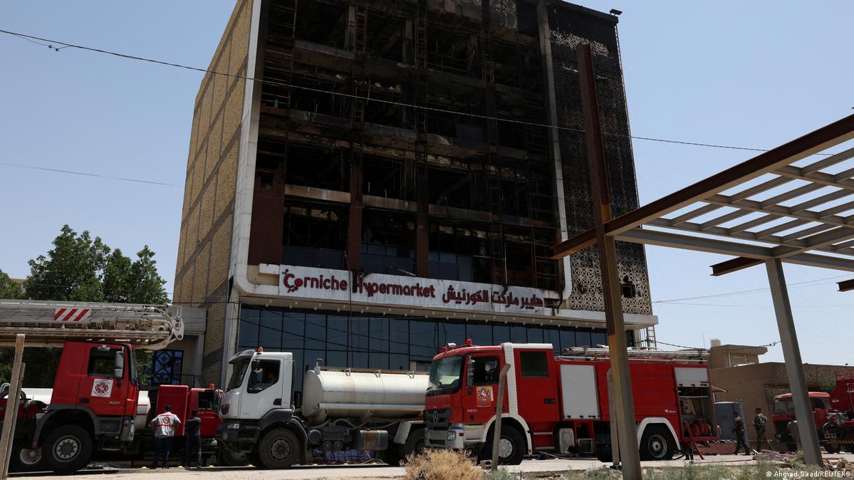 Iraq: Fire engulfs new shopping mall, killing dozens – DW – 07/17/2025