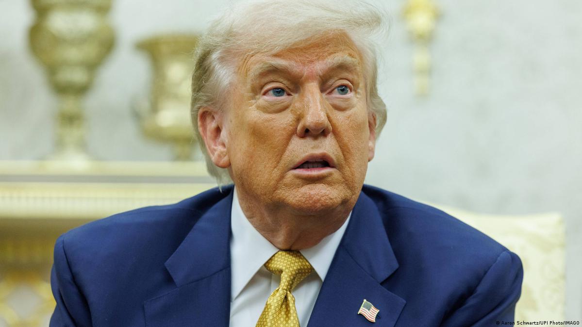 Trump receives vein issue diagnosis amid leg swelling rumors – DW – 07 ...
