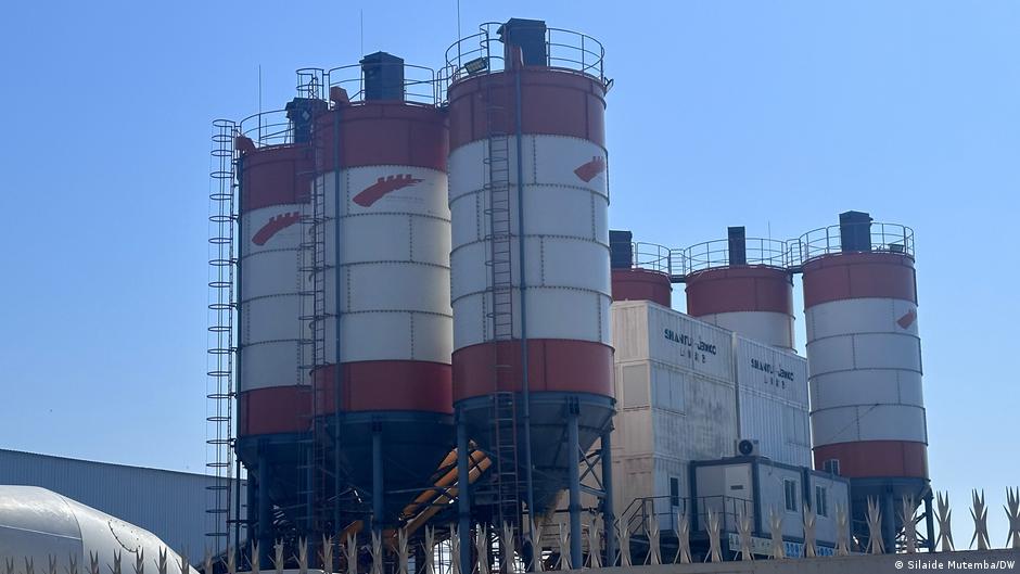 Moradores de Maputo vão denunciar central de betão à ONU – DW – 18/07/2025