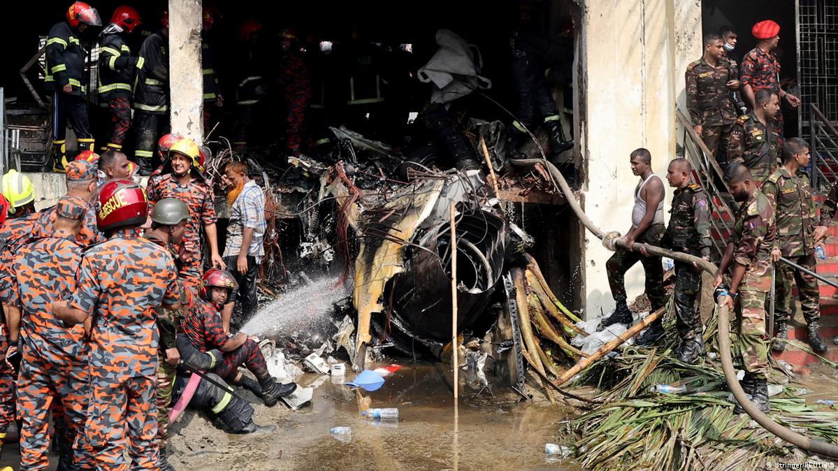Bangladesh: Many killed after plane crashes into school – DW – 07/21/2025