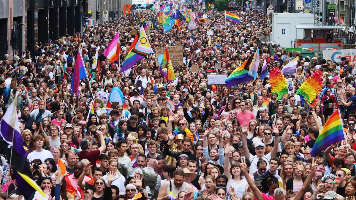 Hunderttausende Menschen bei 47. CSD-Parade in Berlin