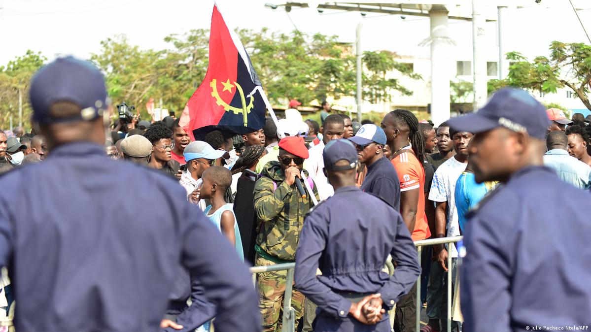 Centenas saem às ruas de Luanda contra alto custo de vida