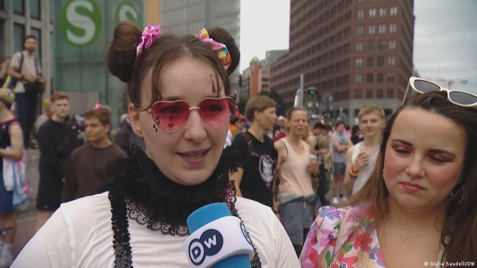 Berlin Pride marchers warn of growing homophobia – DW – 07/26/2025