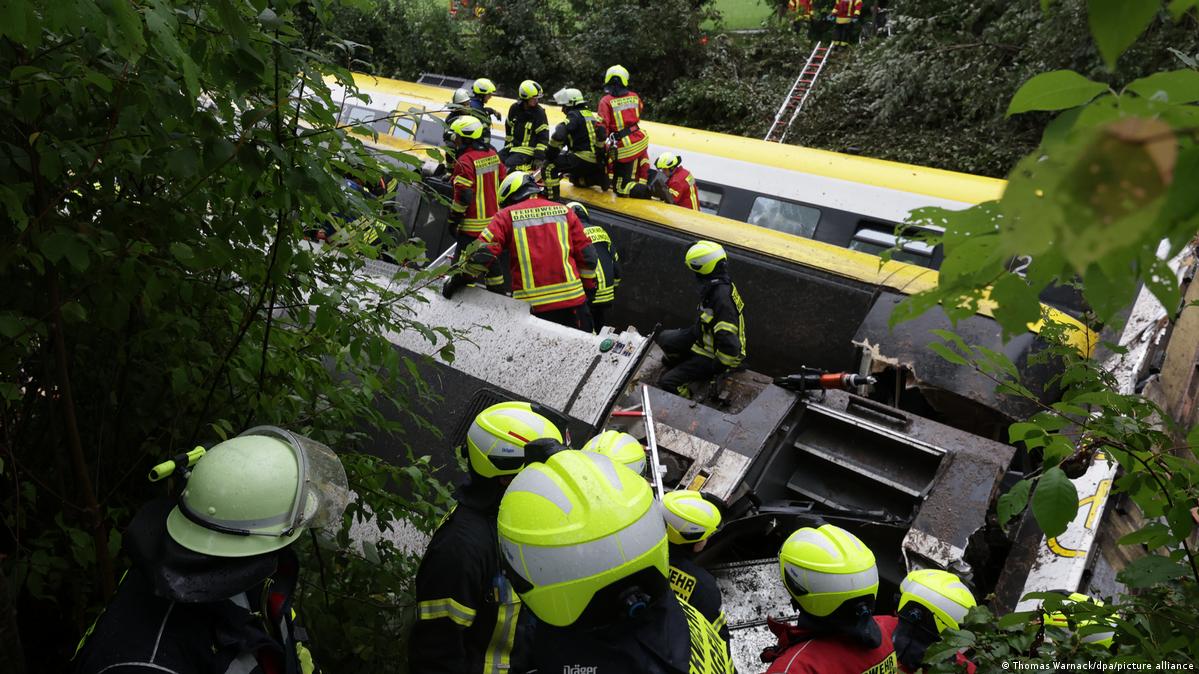 Germany updates: Train derails, killing at least 3 people