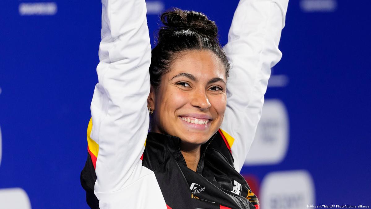 Schwimm-WM: Anna Elendt gewinnt sensationell Gold – DW – 29.07.2025