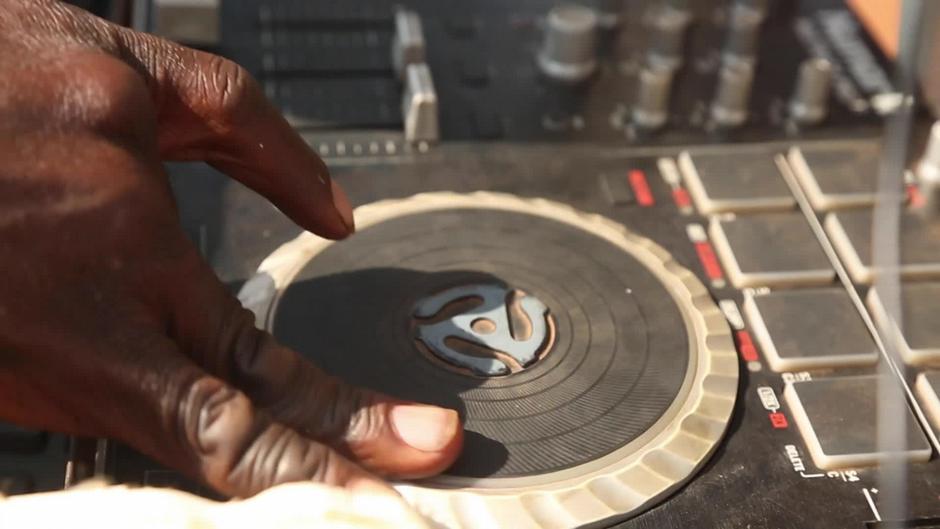 Ugandan DJ gets into green groove with solar power – DW – 08/05/2025