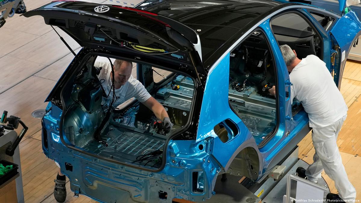 EU-US deal set to lower car tariffs, no exception for wine – DW – 08/21 ...