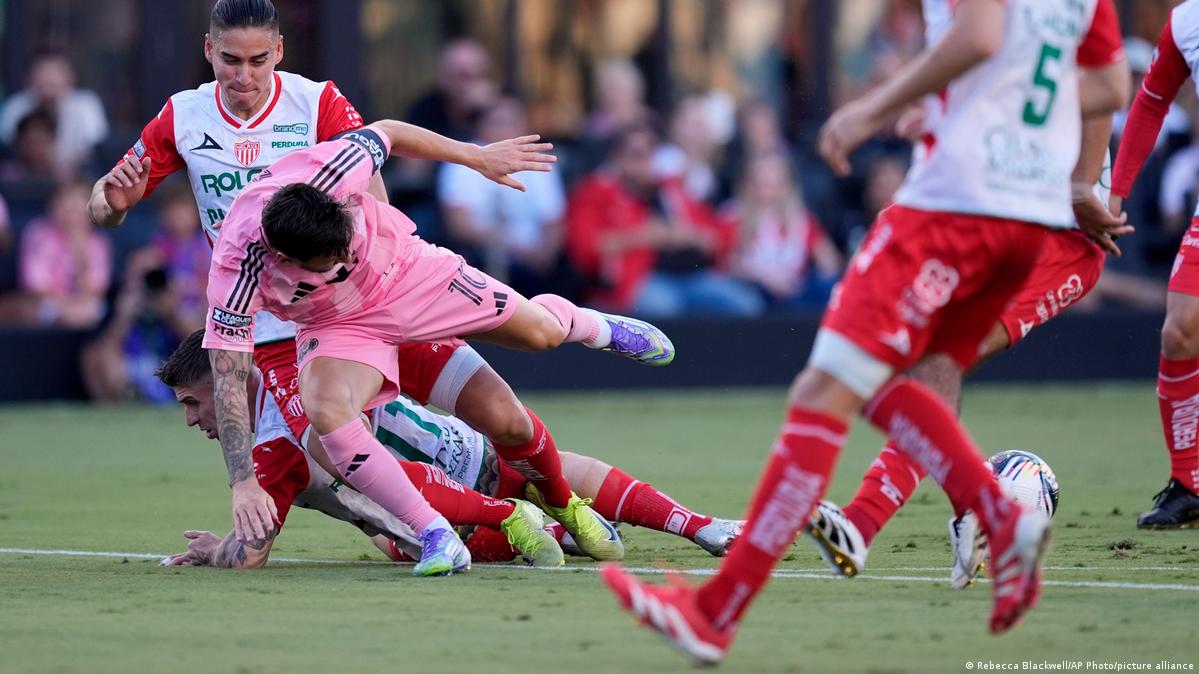 Messi exits Inter Miami match early with hamstring injury – DW – 08/03/2025