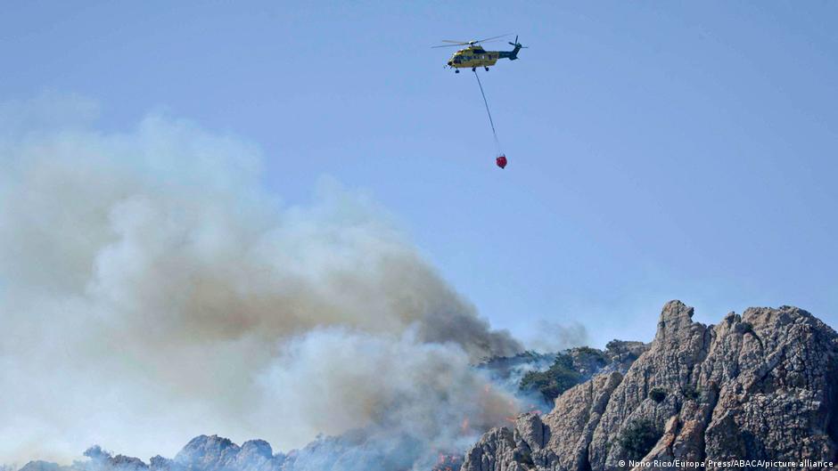 In Spain, heat waves and dry soil fuel series of wildfires – DW – 08/13 ...