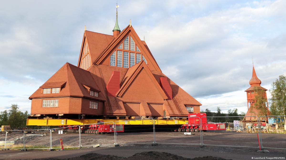 Sweden moves landmark Kiruna Church to new site – DW – 08/19/2025