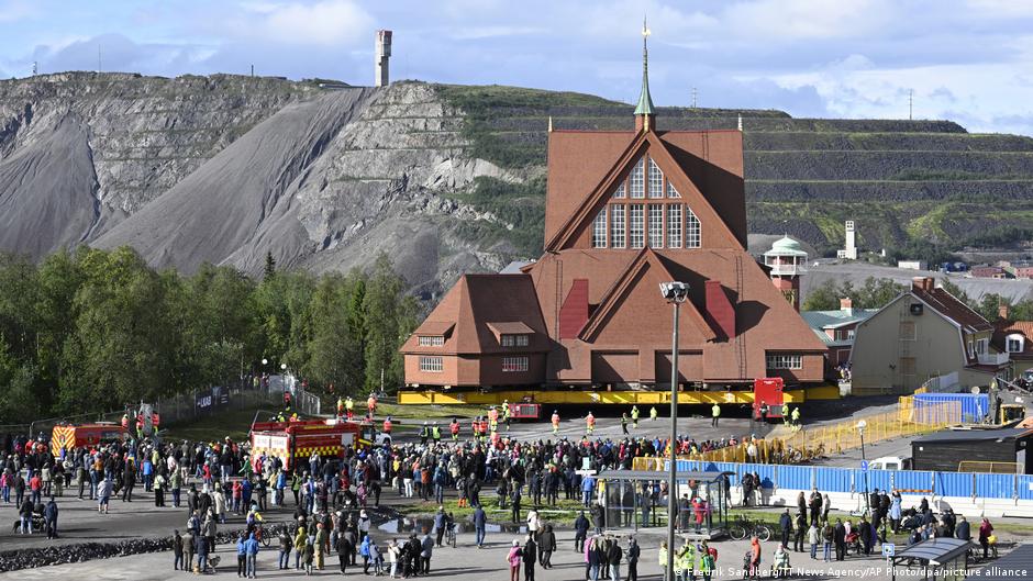 Moving home: Historic Swedish church relocates to a new site – DW – 08 ...