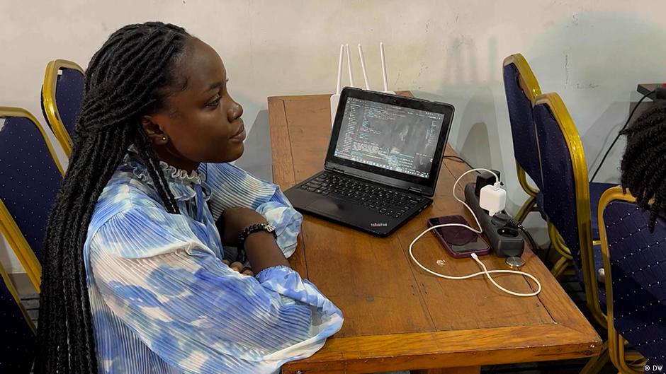 A female programmer in Cameroon – DW – 09/03/2025
