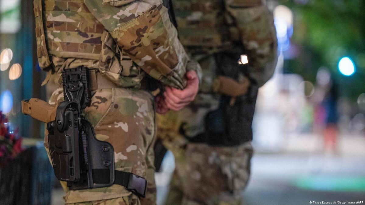 US: National Guard troops carry weapons in Washington, DC