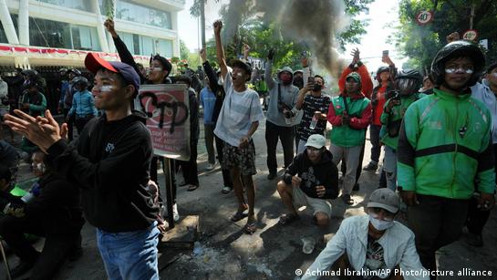 Indonesia: Protests escalate after death of demonstrator – DW – 08/29/2025