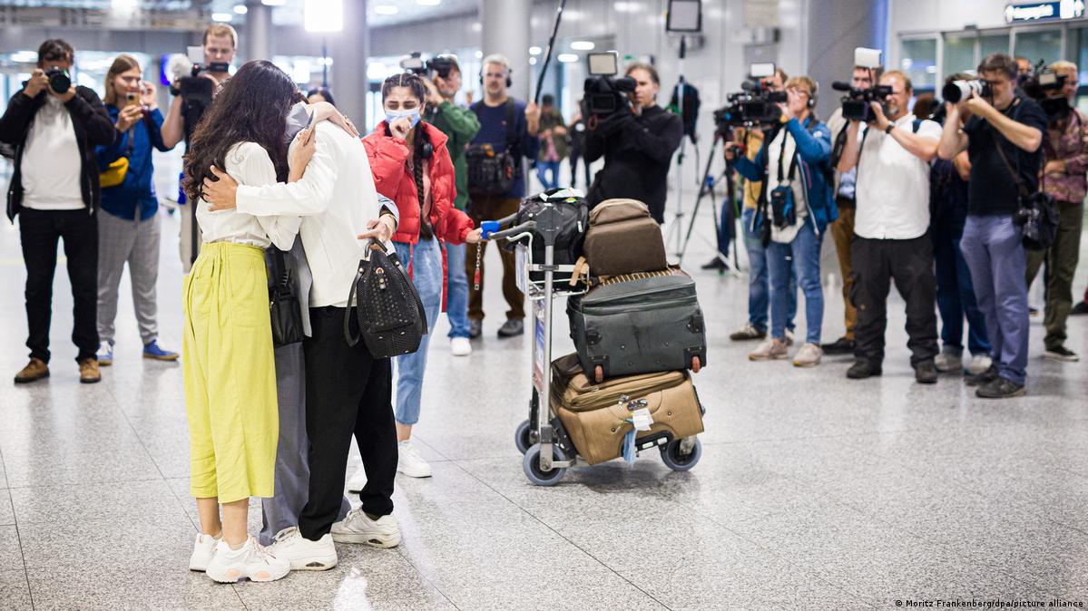 Germany revokes pledges to grant asylum to Afghans – DW – 12/11/2025