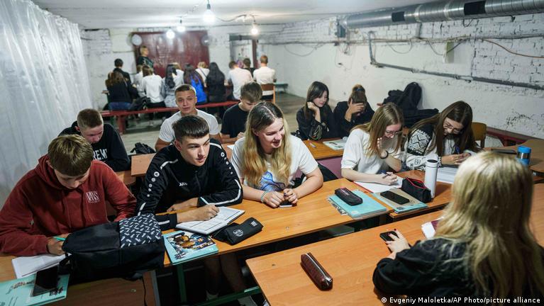 Warum in Kyjiw viele Schüler Russisch sprechen – DW – 30.11.2025