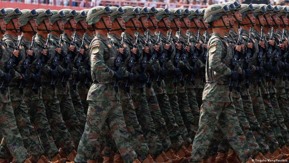 China shows off military might in massive parade – DW – 09/03/2025