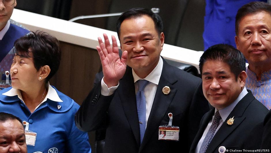 Anutin Charnvirakul new Thai PM as Thaksin jets off – DW – 09/05/2025