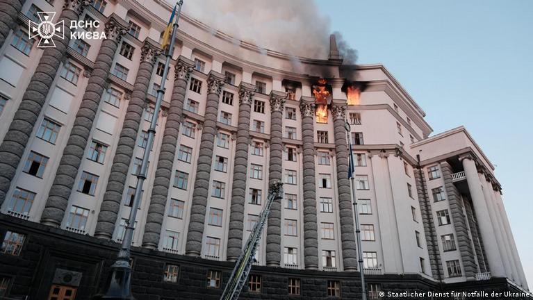 Ukraine: Russia hits government building amid record assault