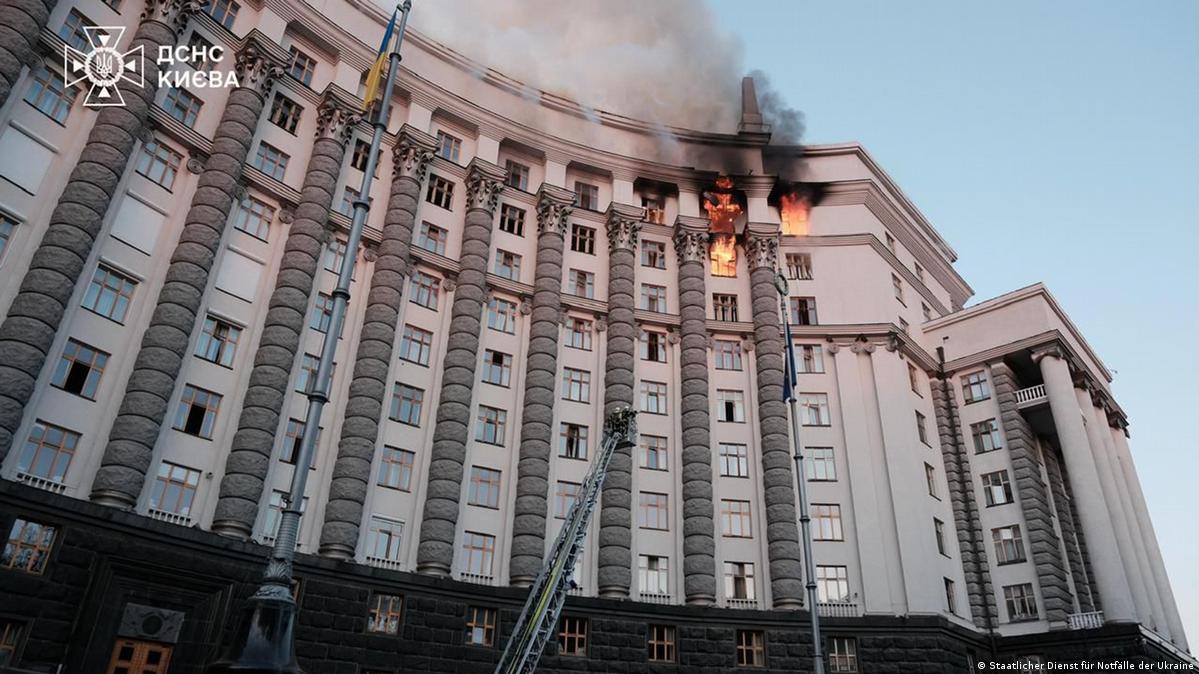 Ukraine: Russia hits government building amid record assault – DW – 09 ...