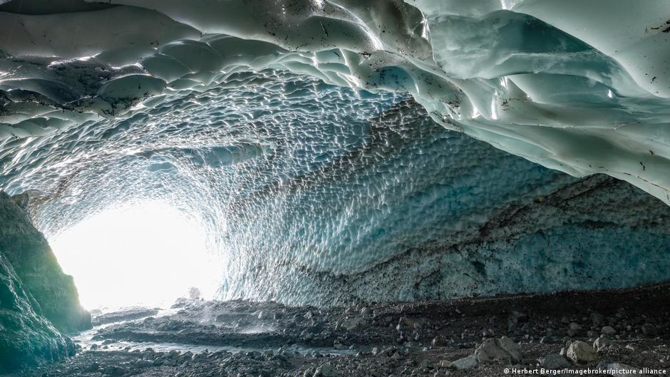 Bavarian Alps: 'Ice chapel' on Watzmann collapsed – DW – 09/10/2025