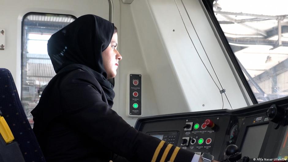 Pakistan's first woman train driver on track to make history – DW – 09 ...