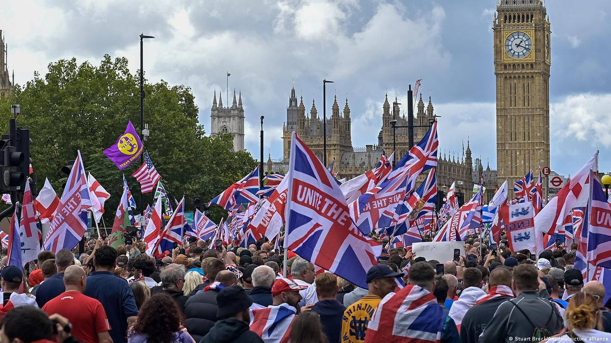 UK: Clashes with police reported at huge far-right rally – DW – 09/13/2025