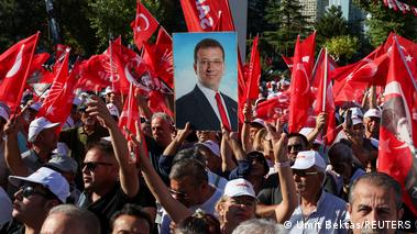 Turkey: Thousands protest against crackdown on opposition
