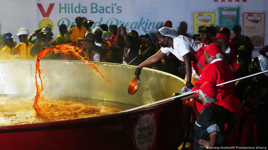 Nigerian chef cooks largest pot of jollof rice ever – DW – 09/18/2025