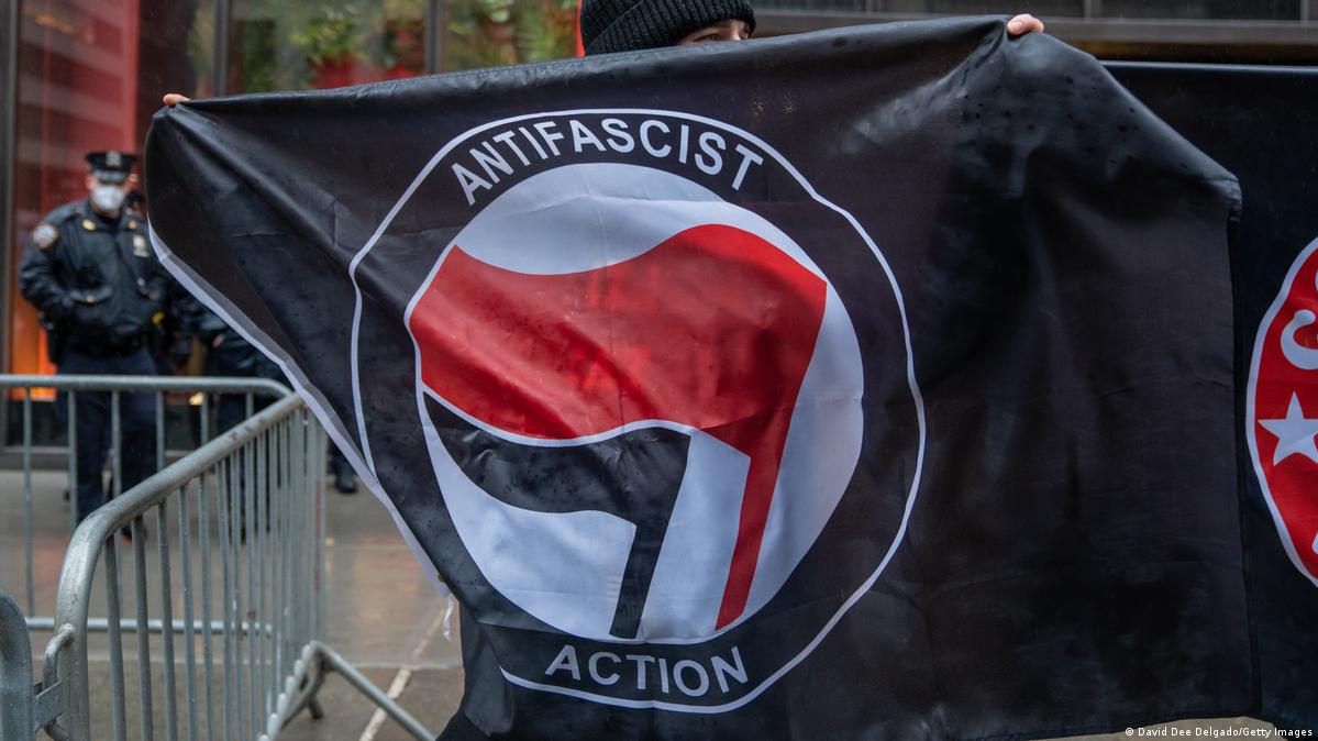 Trump labels Antifa as 'domestic terrorist organization' – DW – 09/23/2025