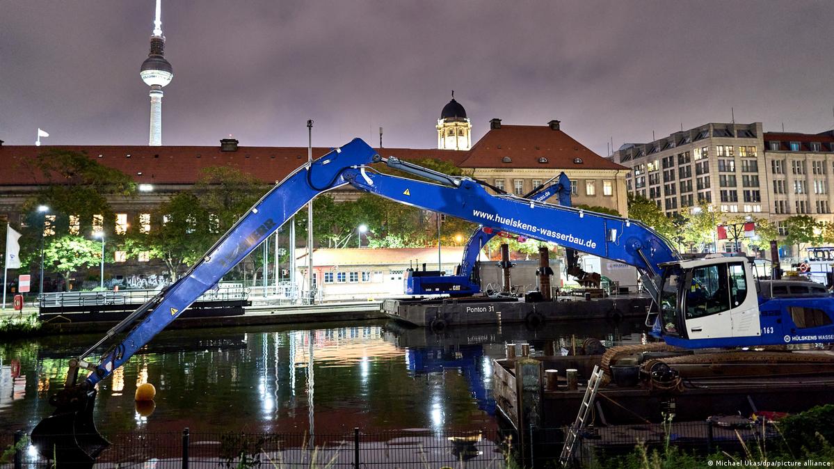 Germany: Thousands evacuated in Berlin over 2 WWII bombs
