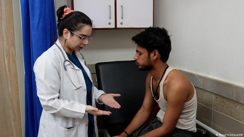 How a Pakistan project helps female doctors get back to work – DW – 09 ...