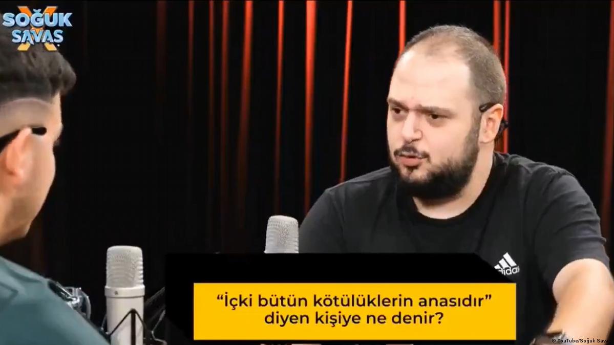 Soğuk Savaş sunucusu ve konuğu hakkında tahliye kararı – DW – 24.10.2025