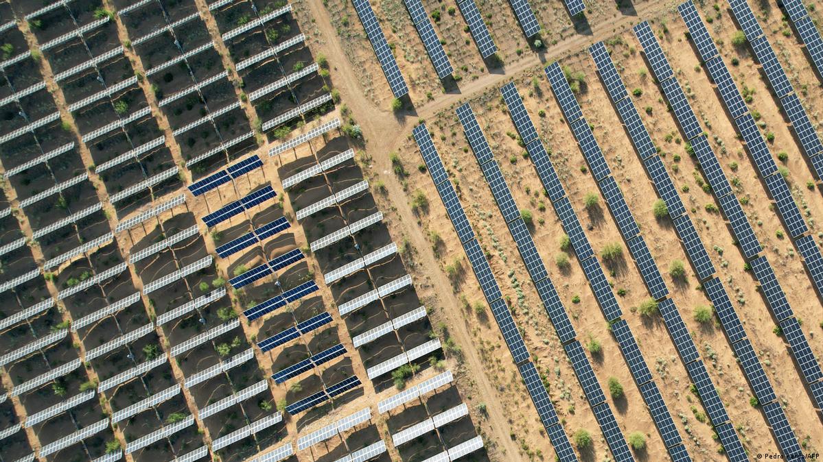 China builds 'Great Solar Wall' to advance energy transition – DW – 09 ...