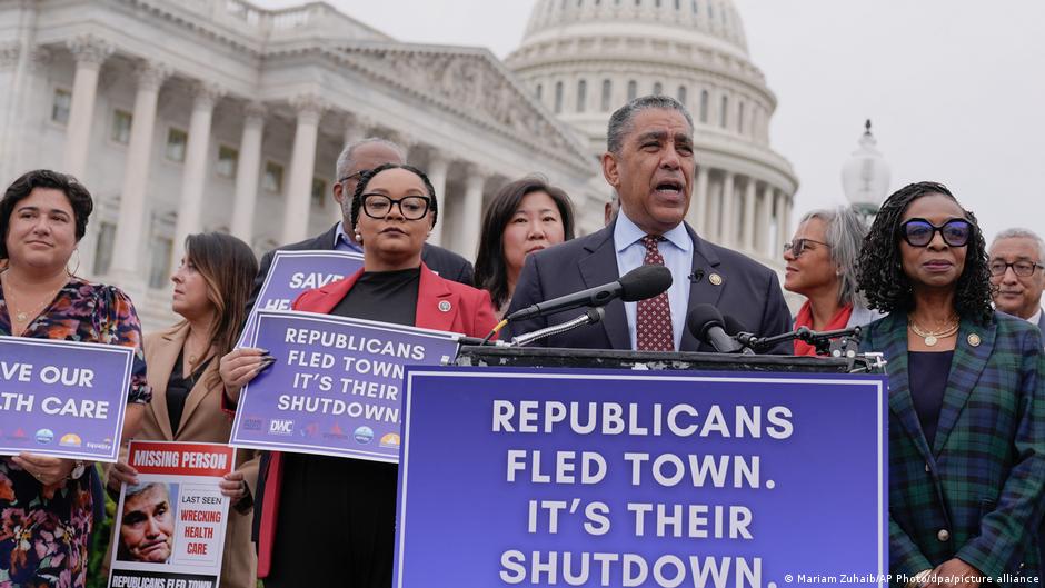Americans brace for impact of US government shutdown – DW – 10/01/2025