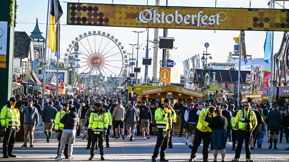 Oktoberfest back on after Munich bomb scare